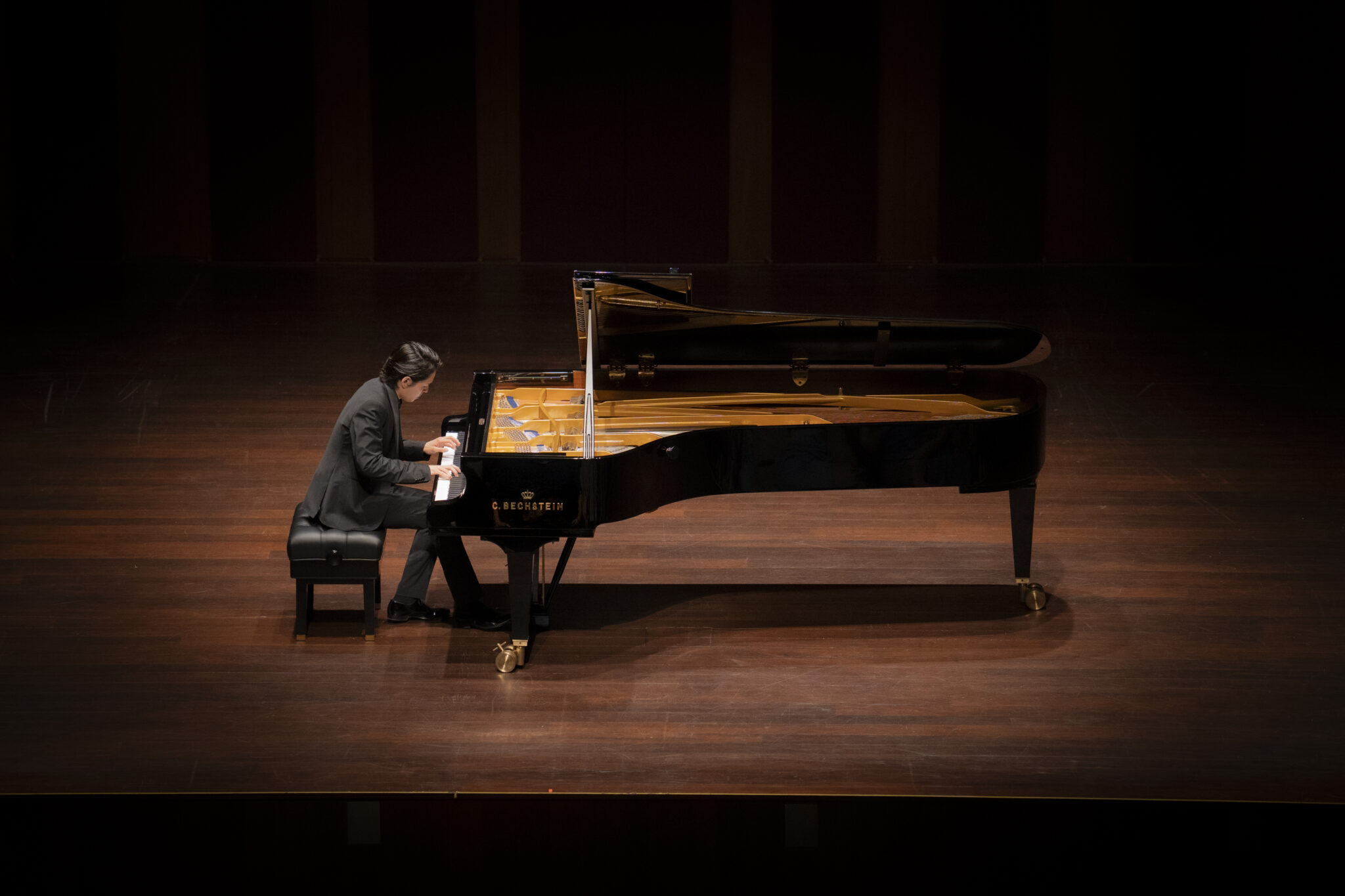 Concert Etiquette for Contemporary Music Fans – Concert-goer’s Dos and ...